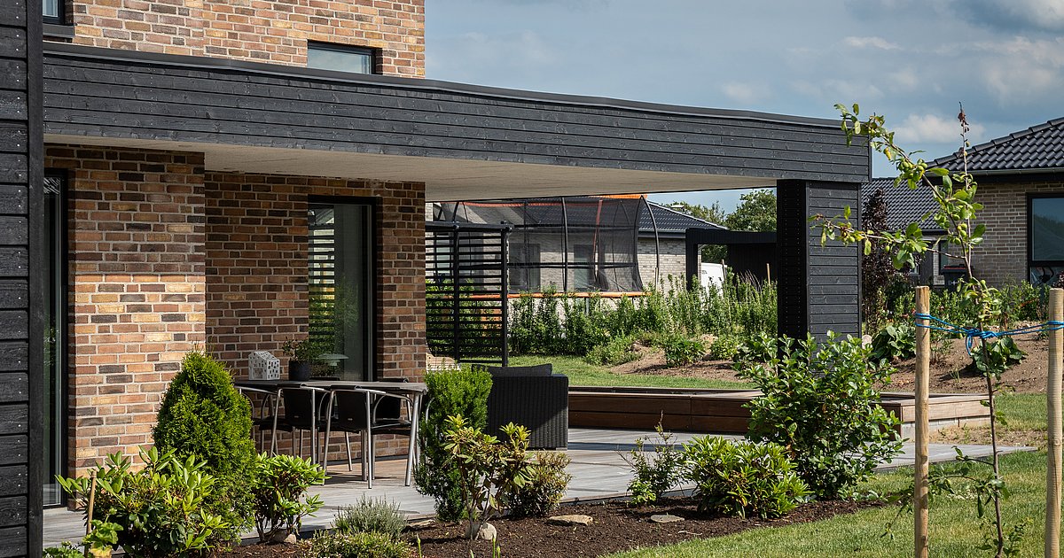 Moderne familievilla, opført i et rustikt og stilrent udtryk.