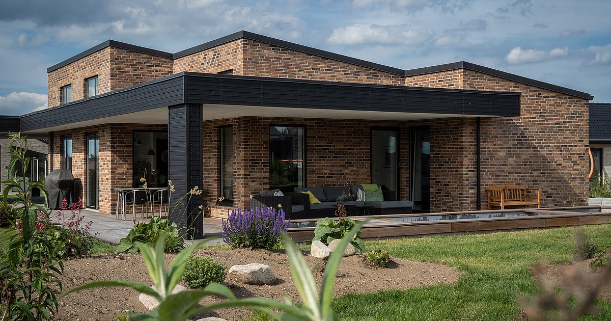 Moderne familievilla, opført i et rustikt og stilrent udtryk.