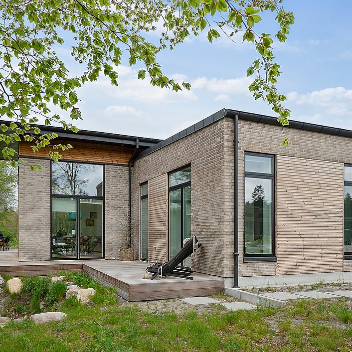 Miljøvenlig familiebolig med højt til loftet på naturskøn grund ...