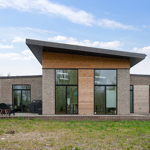 Miljøvenlig familiebolig med højt til loftet på naturskøn grund ...